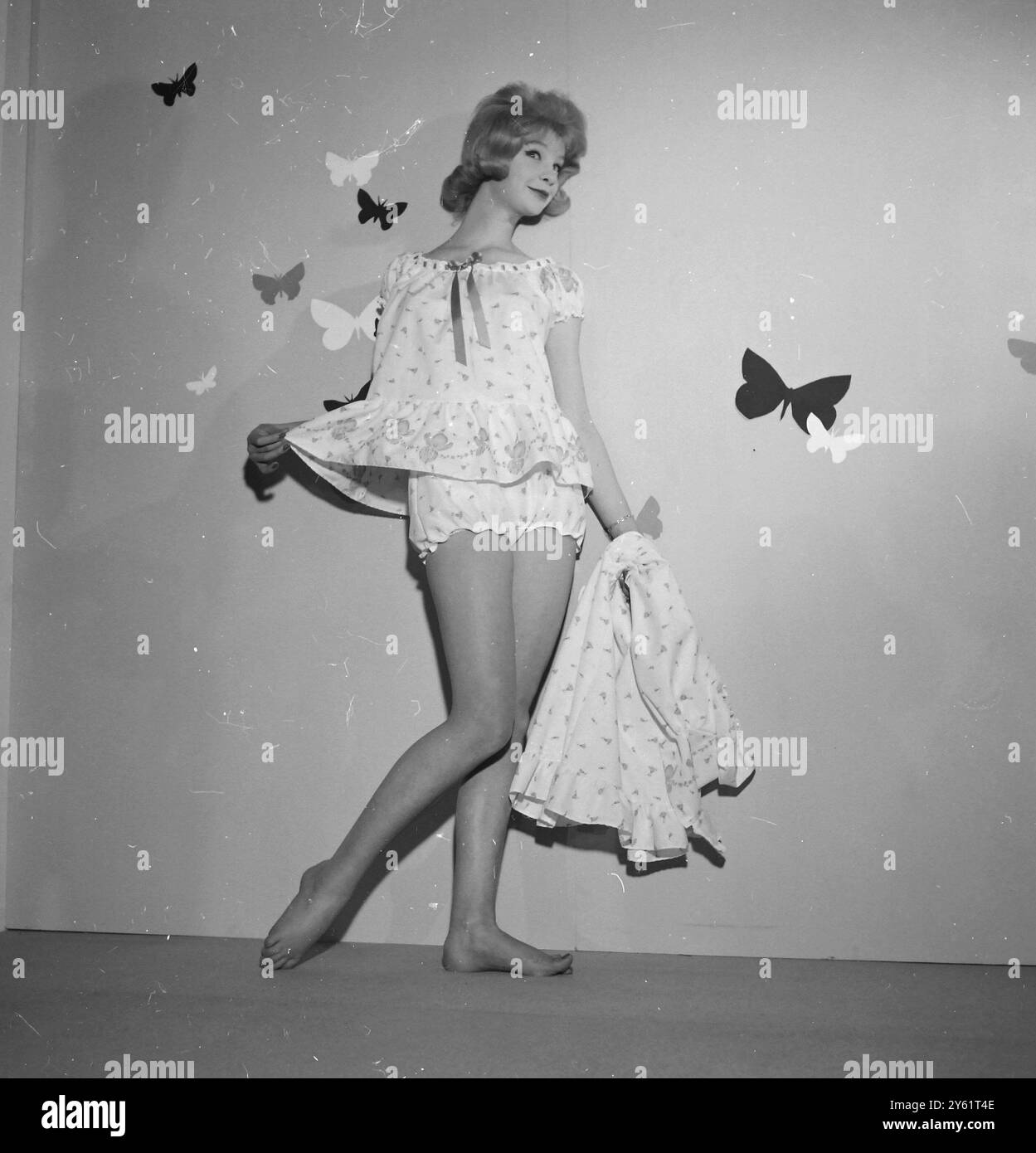 MODEL JENNIFER LE JEUNE SPORTING A NIGHTDRESS 16 FEBRUARY 1960 Stock ...