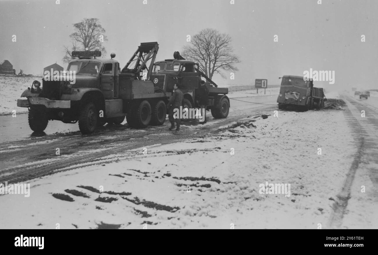 BREAKDOWN VEHICLES PULL 10 TON LORRY BACK ON TO THE M1 LUTON ...