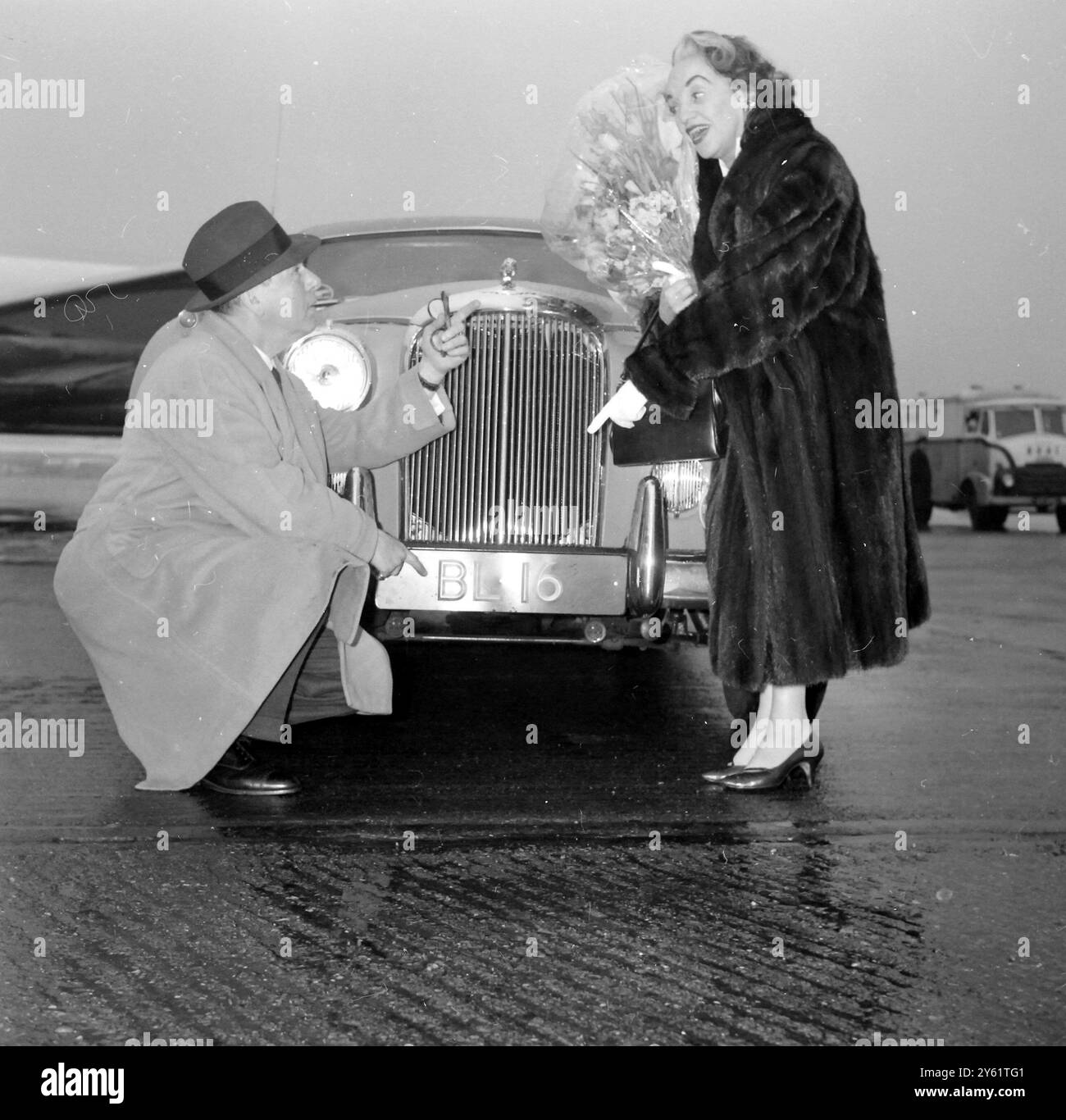 BEN LYON AND HIS WIFE IN CAR LONDON AIRPORT 13 FEBRUARY 1960 Stock ...