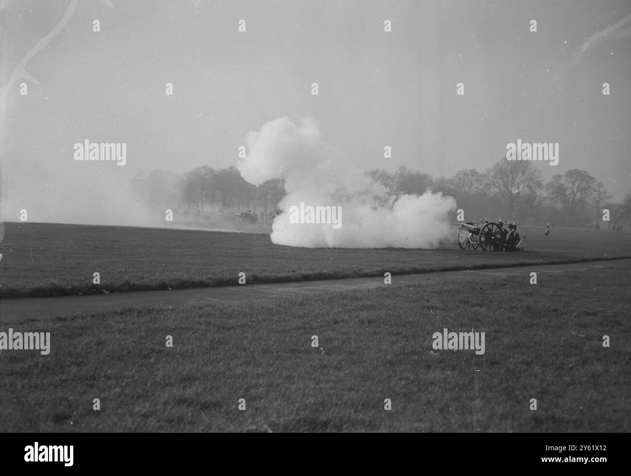 BRITISH ARMY FIRE SALUTE AT HYDE PARK 6 FEBRUARY 1960 Stock Photo - Alamy