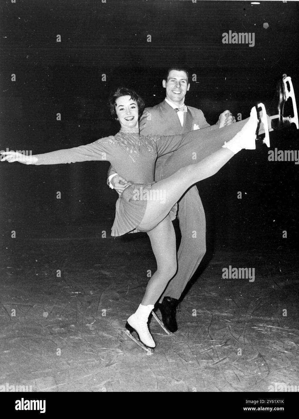 ICE DANCERS COURTNEY JONES AND DOREEN DENNY 6 FEBRUARY 1960 Stock Photo ...