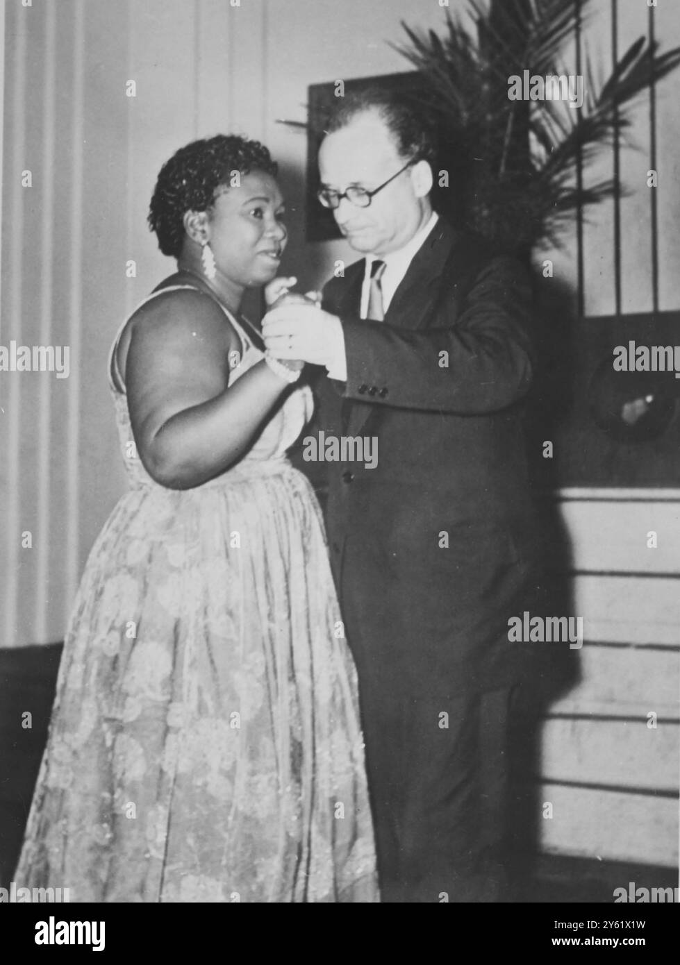 LORD LISTOWEL DANCING WITH MRS J E HAGEN 6 FEBRUARY 1960 Stock Photo ...