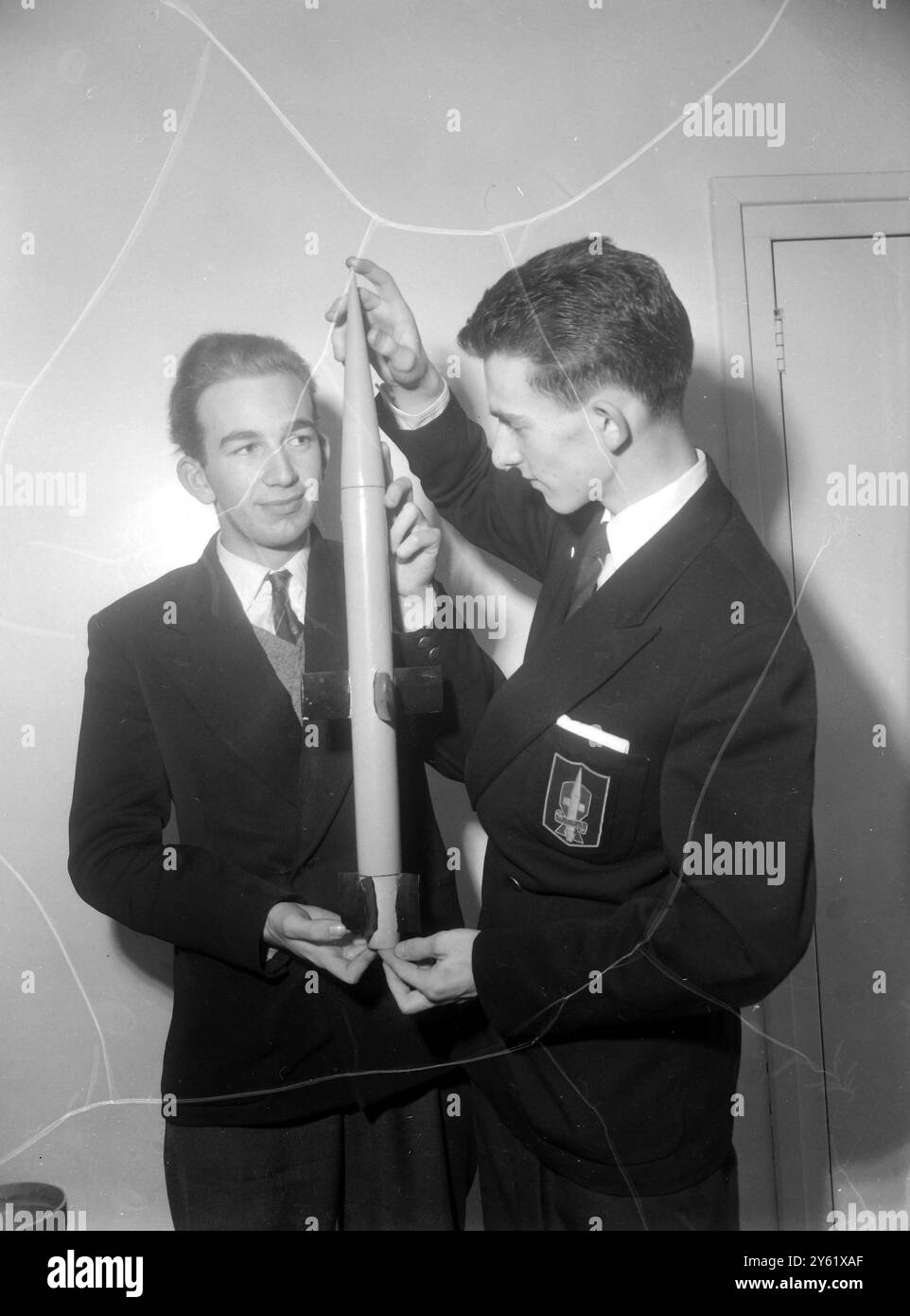 CRAIG BAZLEY ( LEFT ) AND SIMON HORNSBY HOLDING A MODEL OF A LIQUID ...