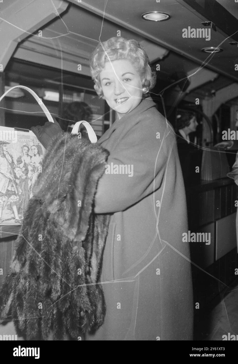 SINGER ANN SHELTON SPORTS A HANDBAG WITH AN OLD FASHION PICTURE ON THE ...