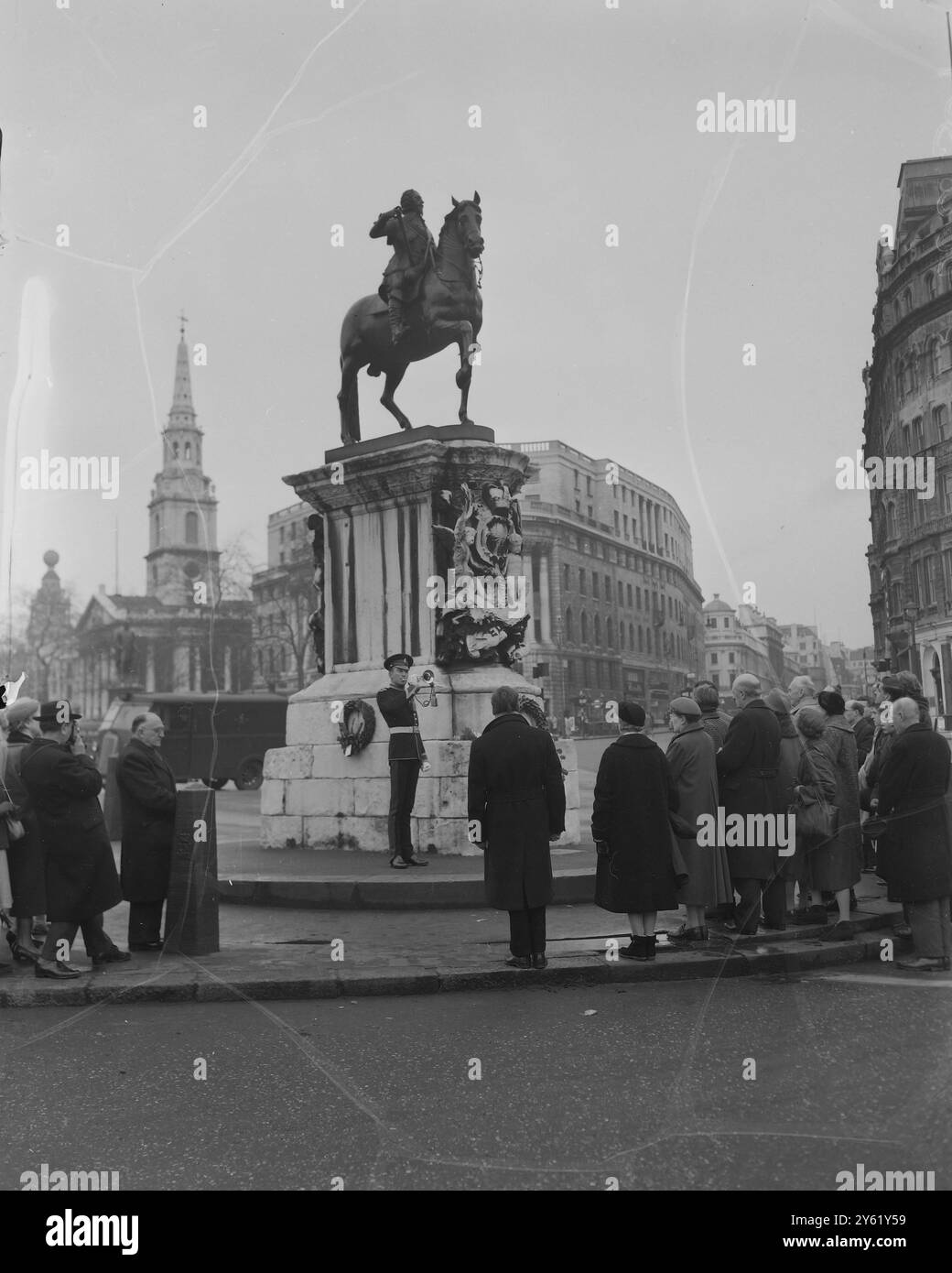 Statue of king charles i Black and White Stock Photos & Images - Alamy