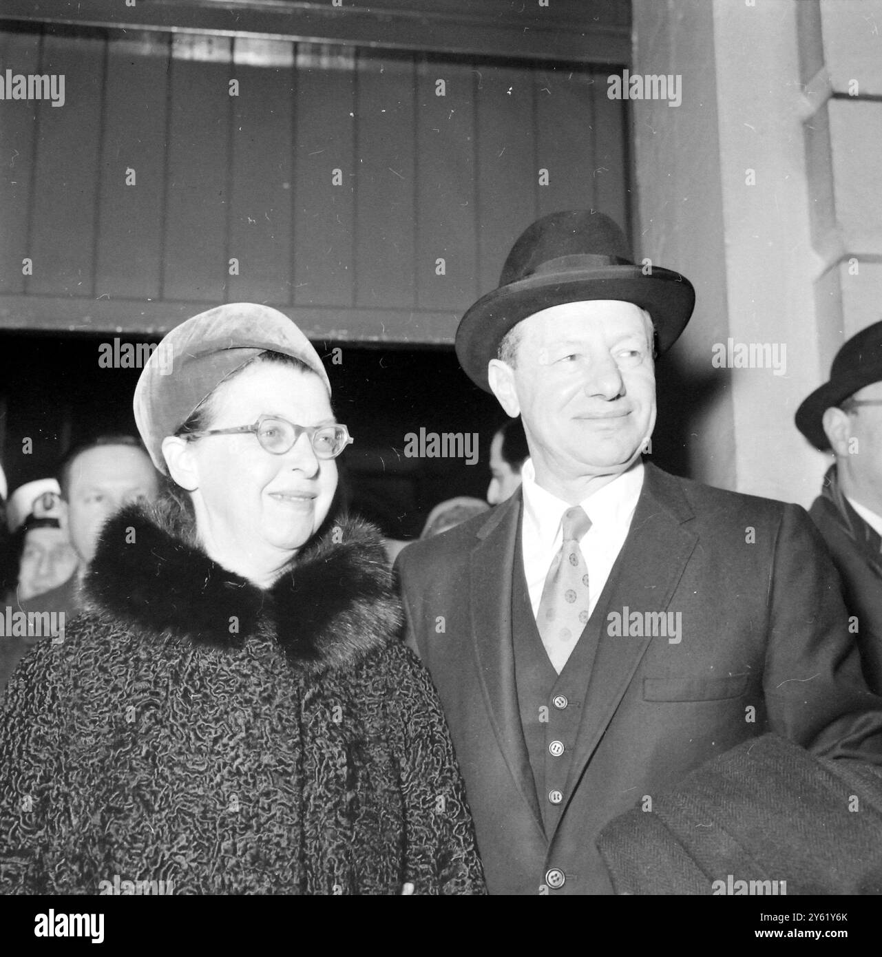 ARTHUR LOURIE WITH HIS WIFE AT VICTORIA STATION 1 FEBRUARY 1960 Stock ...
