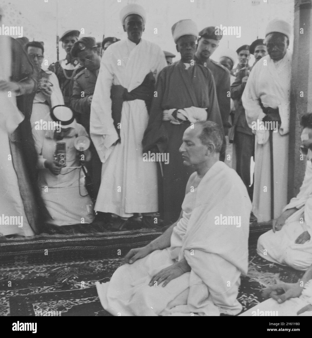 MOHAMMED V PRAYING IN A MOSQUE 31 JANUARY 1960 Stock Photo - Alamy