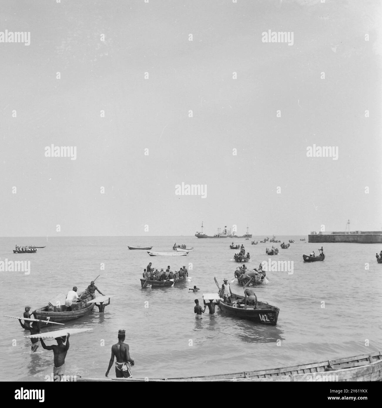 UNLOADING CARGO FROM DEEP SEA SHIPS AT TEMA HARBOUR 29 JANUARY 1960 ...