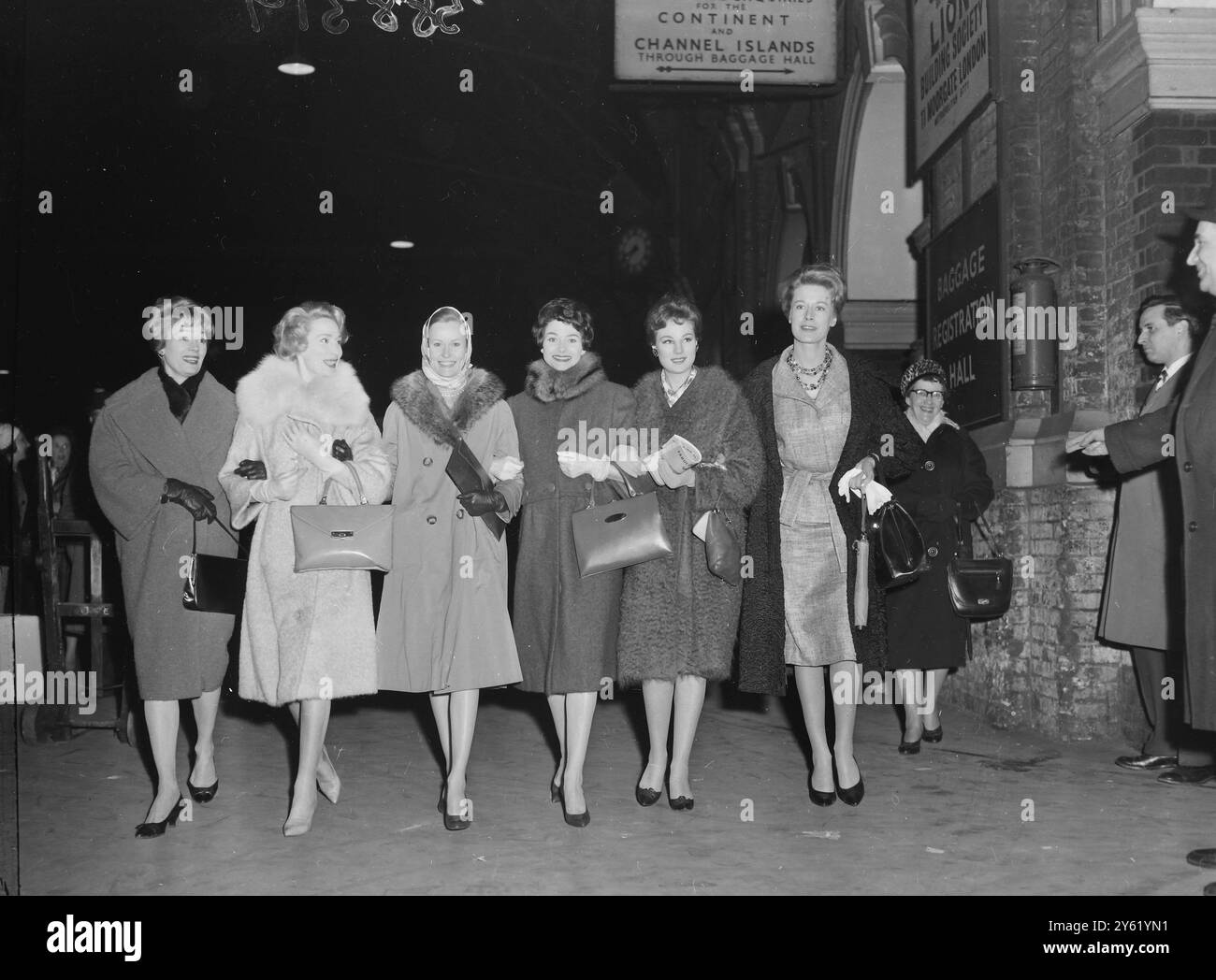 MODELS ( LEFT TO RIGHT ) MONICA HOPSON , HELEN CONNOR , PAM BROADLEY ...