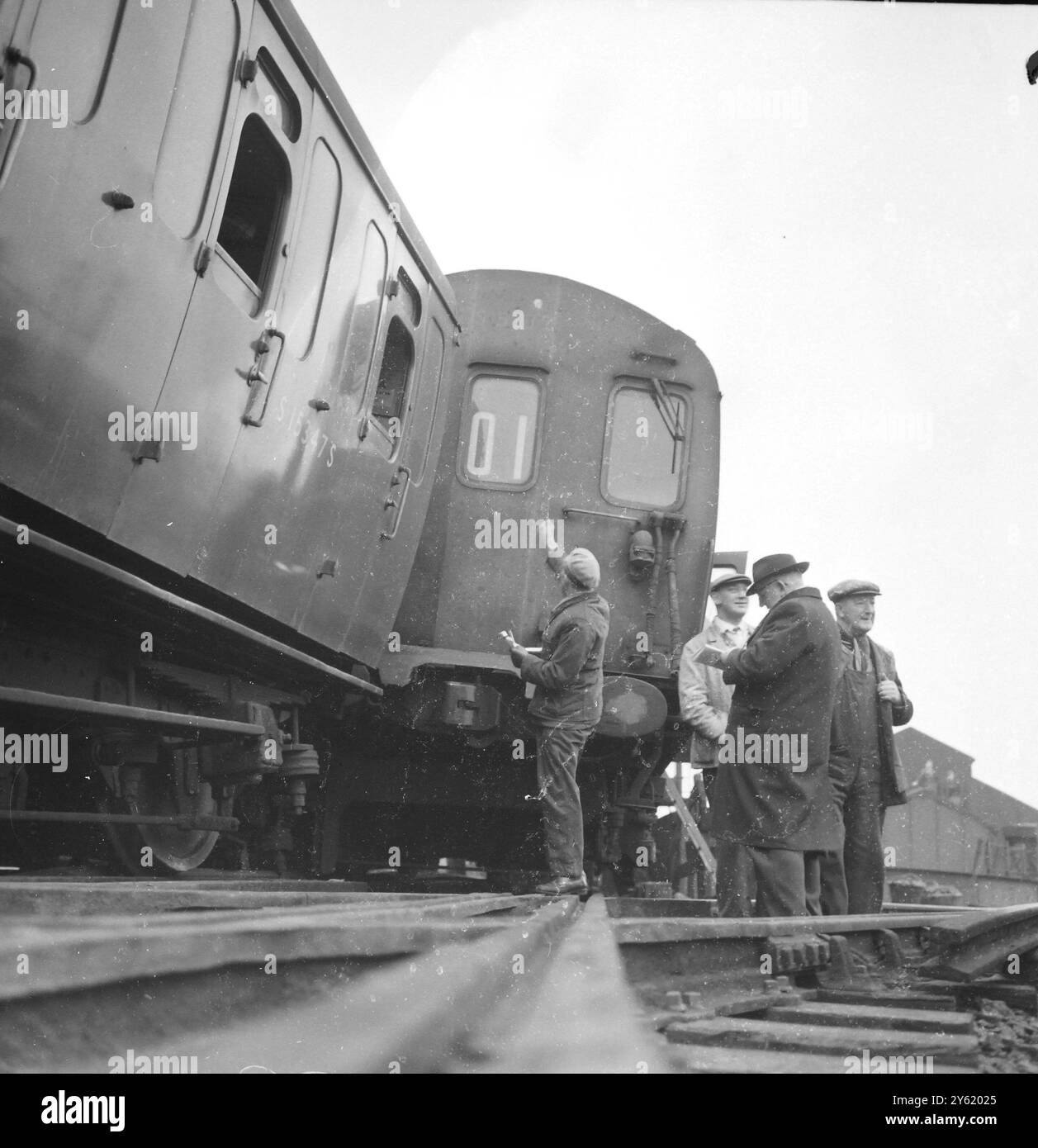 DERAILED COACHES OF THE TRIPLE TRAIN CRASH AT LONDON BRIDGE 28 JANUARY ...