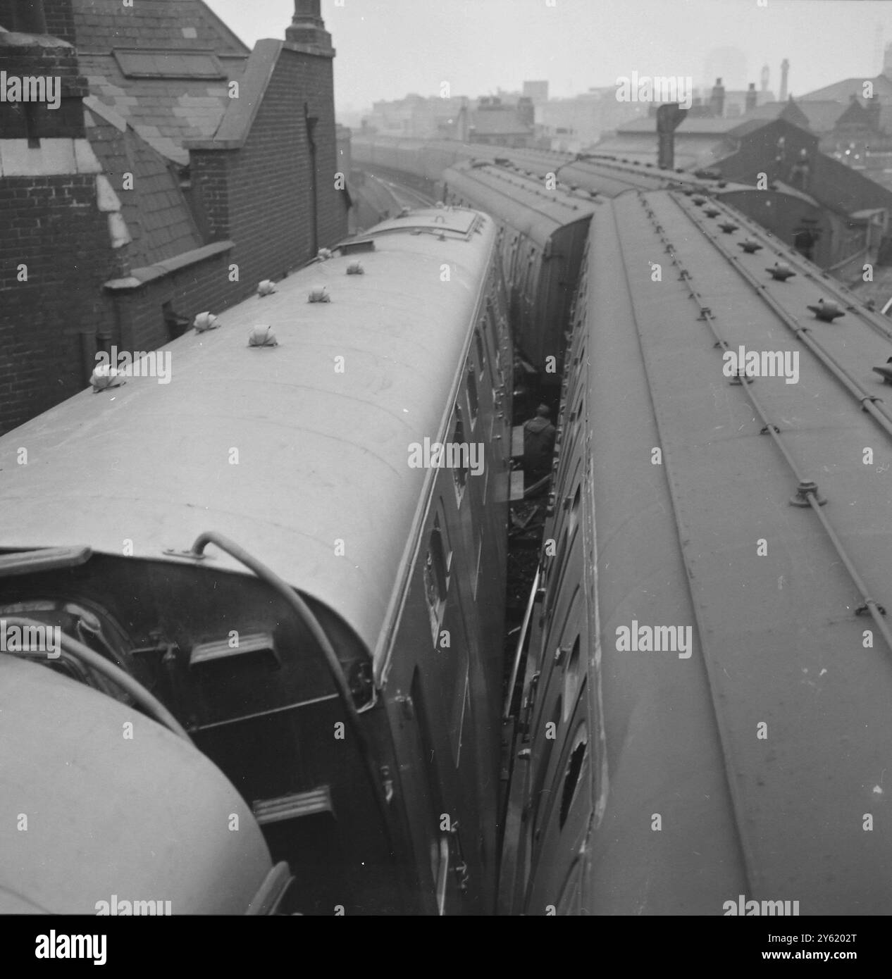 DERAILED COACHES OF THE TRIPLE TRAIN CRASH AT LONDON BRIDGE 28 JANUARY ...