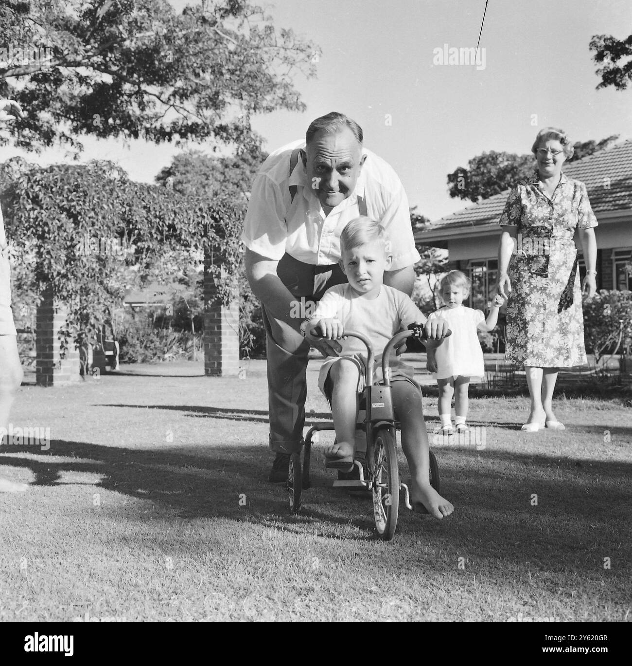 SIR ROY WELENSKY WITH HIS FAMILY IN RHODESIA 26 JANUARY 1960 Stock ...