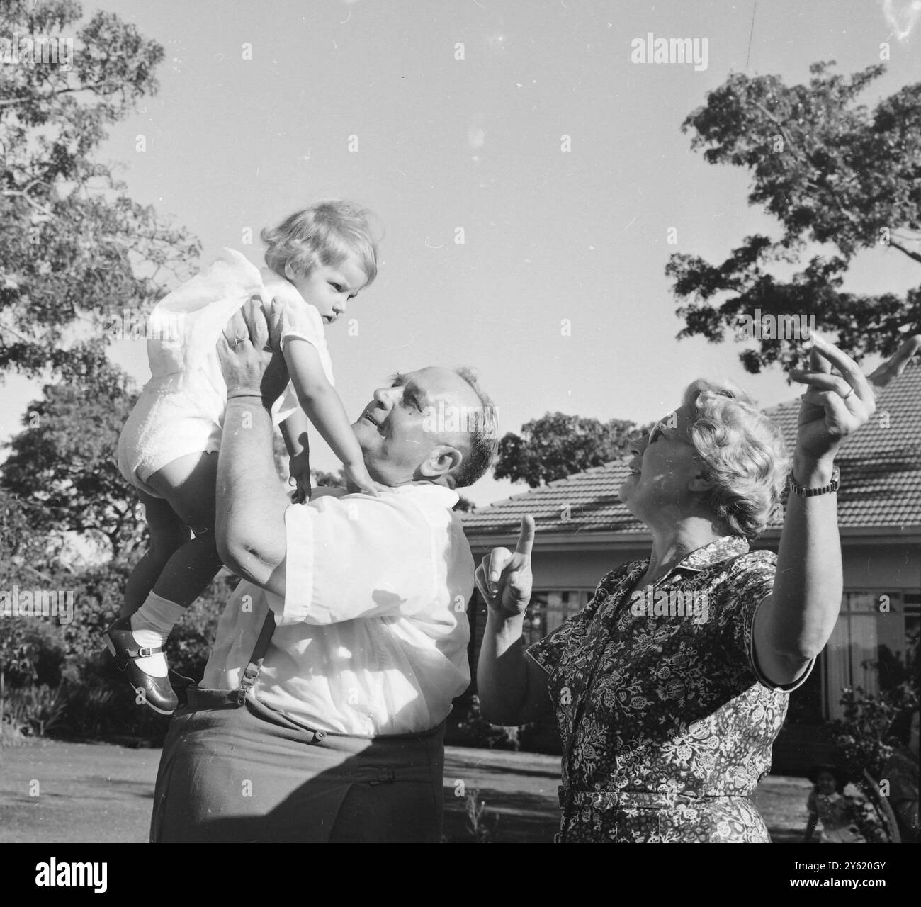 SIR ROY WELENSKY WITH HIS FAMILY IN RHODESIA 26 JANUARY 1960 Stock ...