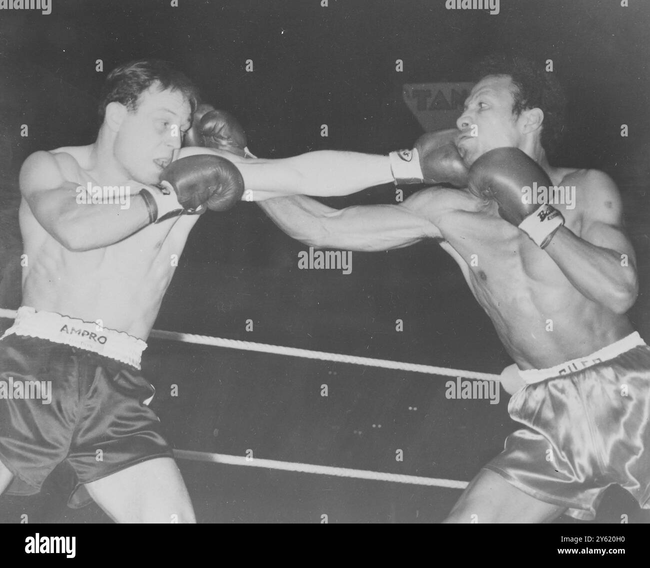 GRACIEUX LAMPERTI V PERCY LEWIS BOXING MATCH 26 JANUARY 1960 Stock ...