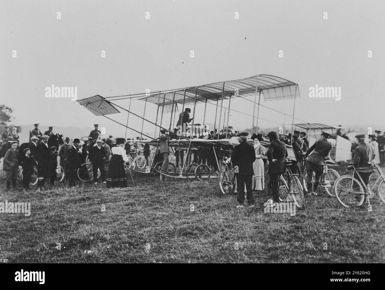BRISTOL BOXKITE BIPLANE PREPARES FOR FLIGHT 1910 Stock Photo - Alamy