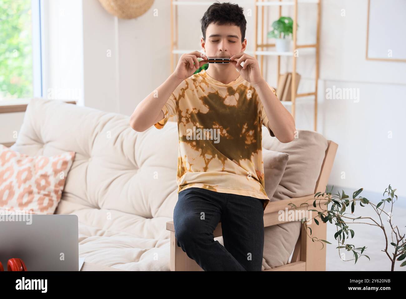 Harmonica player child hi-res stock photography and images - Alamy