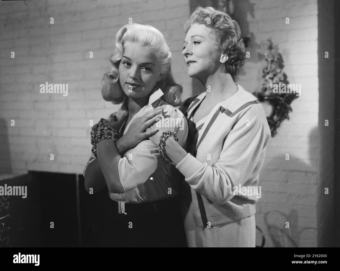 BRITISH ACTRESS DIANA DORS ON SET WITH JESSIE ROYCE-LANDIS DURING THE ...
