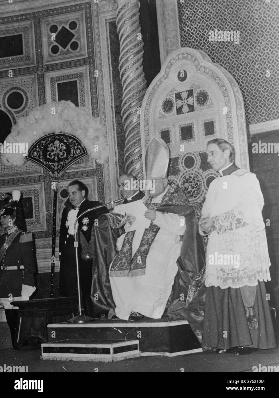 Seated throne Black and White Stock Photos & Images - Alamy