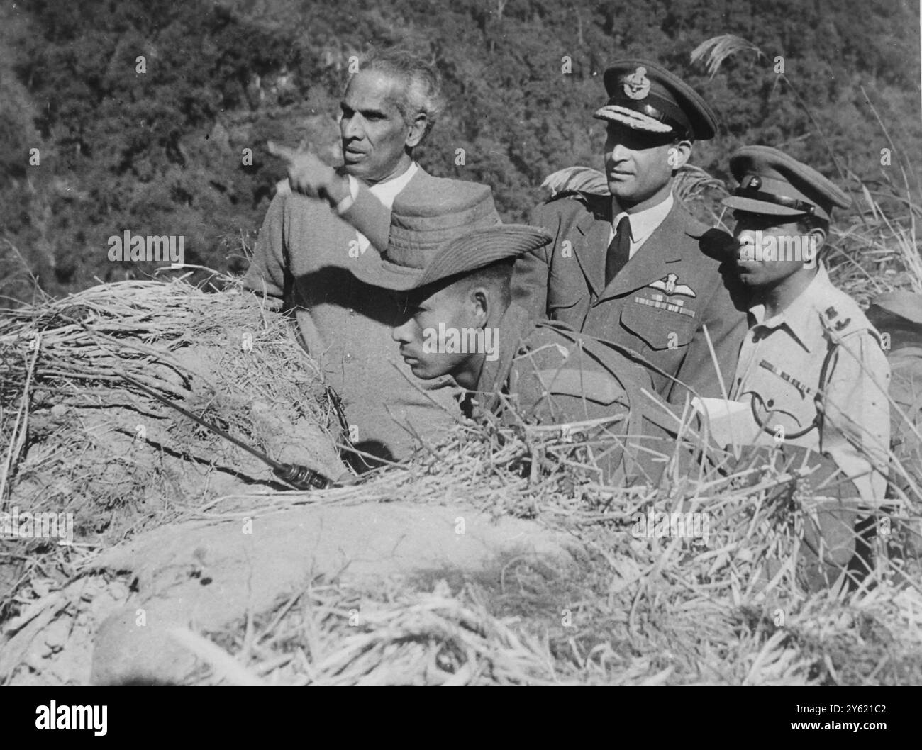 INDIAN DEFENCE MINISTER V K KRISHNA MENON AT THE FRONT LINE 21 JANUARY ...