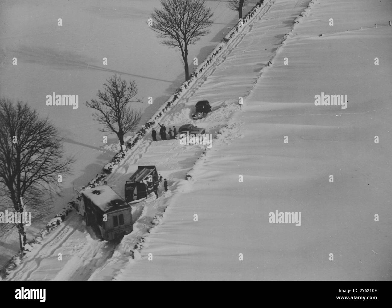 CARS & TRUCKS STRANDED BY SNOW 21 JANUARY 1960 Stock Photo - Alamy