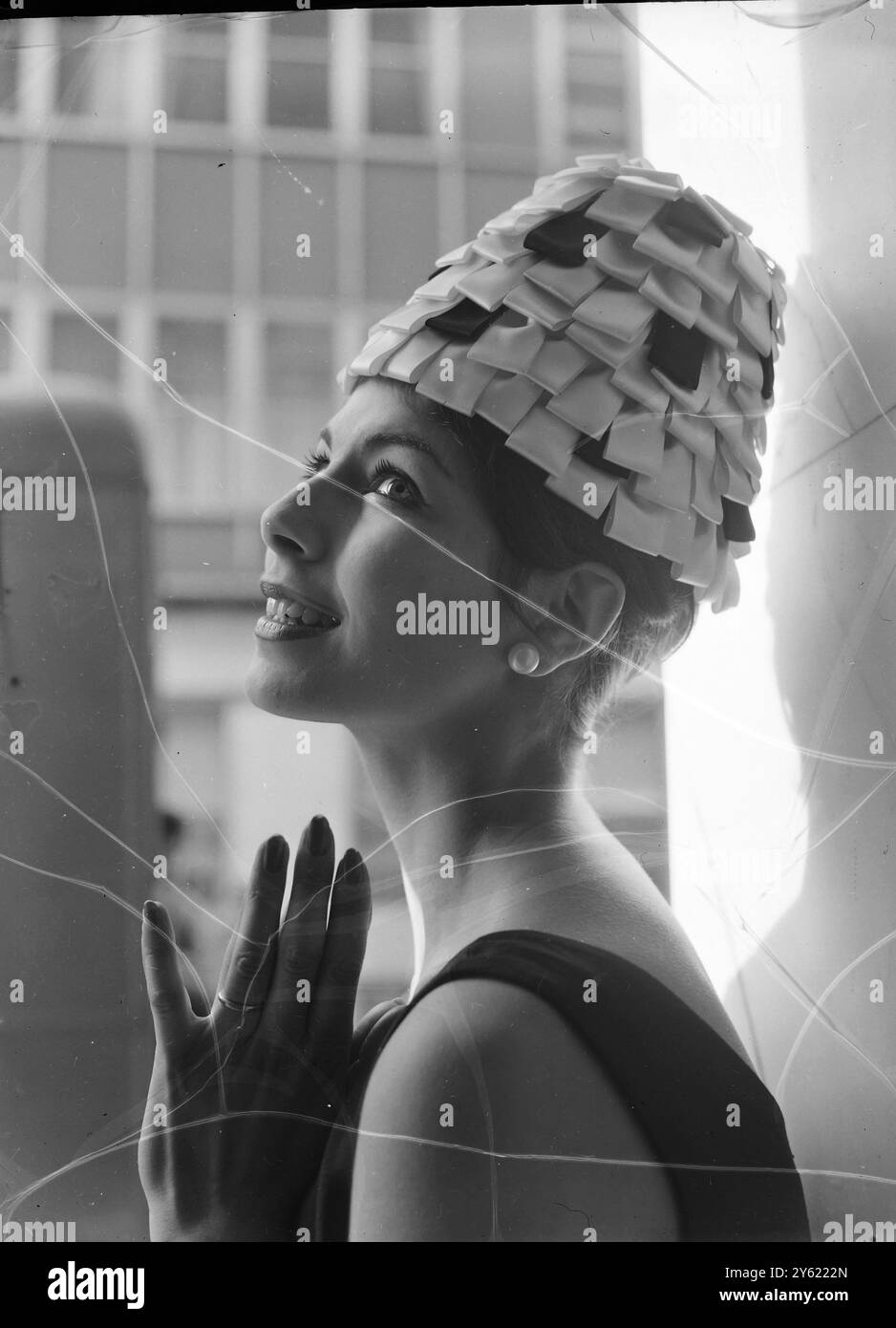 FASHION MODEL SANDRA RUSSELL WEARS A FEZ TYPE HAT 18 JANUARY 1960 Stock ...