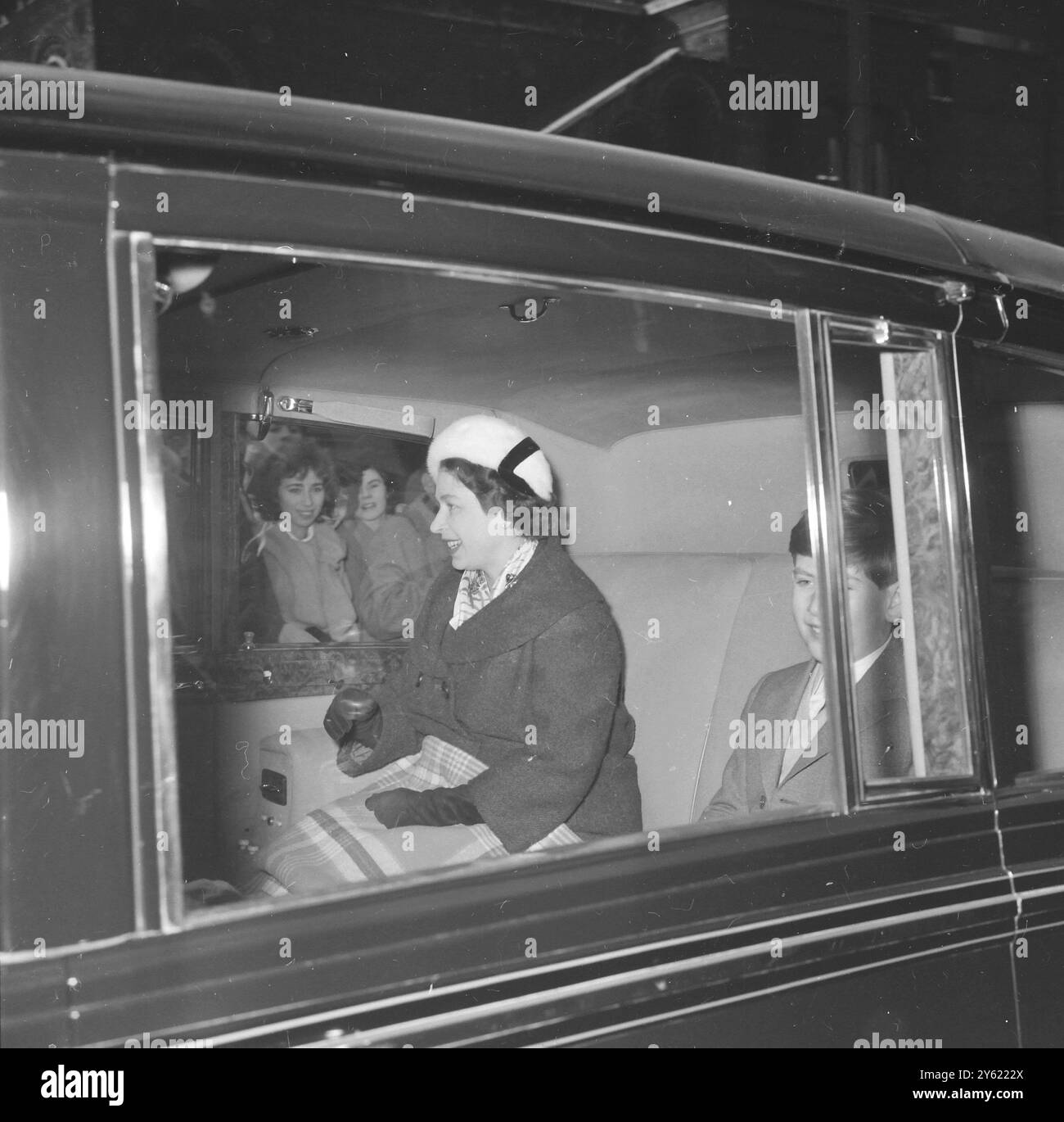 QUEEN ELIZABETH II SEATED WITH PRINCE CHARLES 18 JANUARY 1960 Stock ...