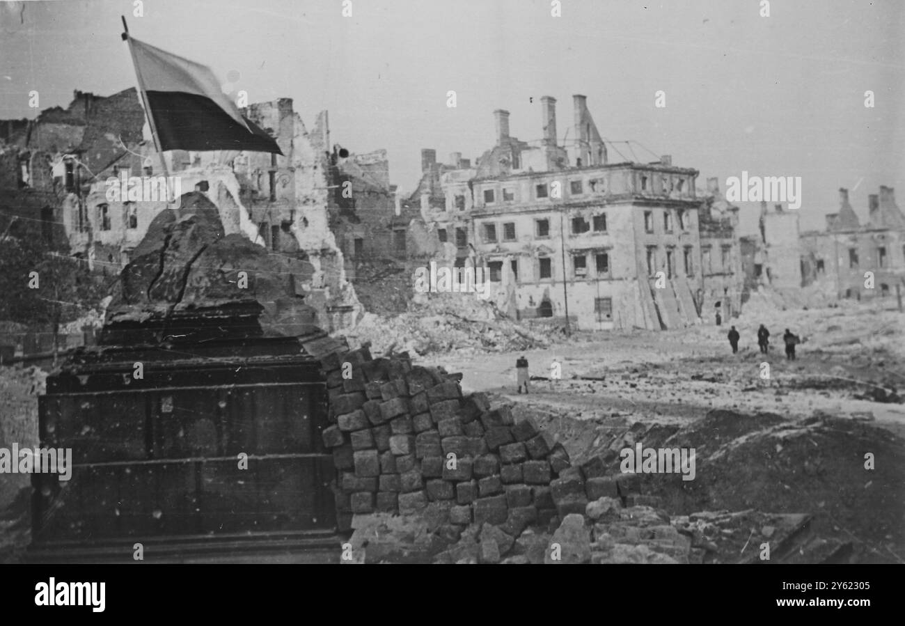 CASTLE SQUARE IN WARSAW January 1945 Stock Photo - Alamy