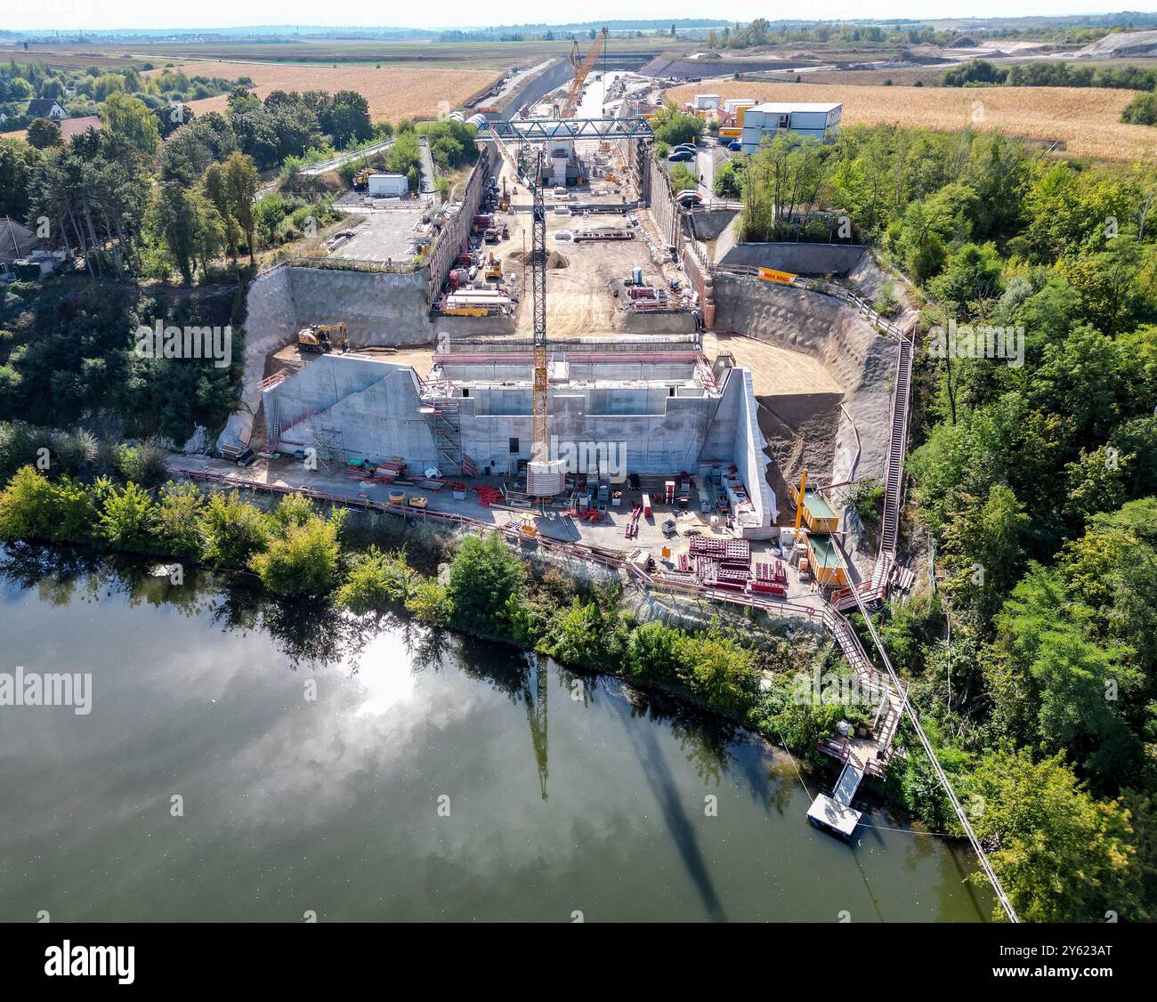 23 September 2024, Saxony-Anhalt, Salzmünde: View of the construction ...