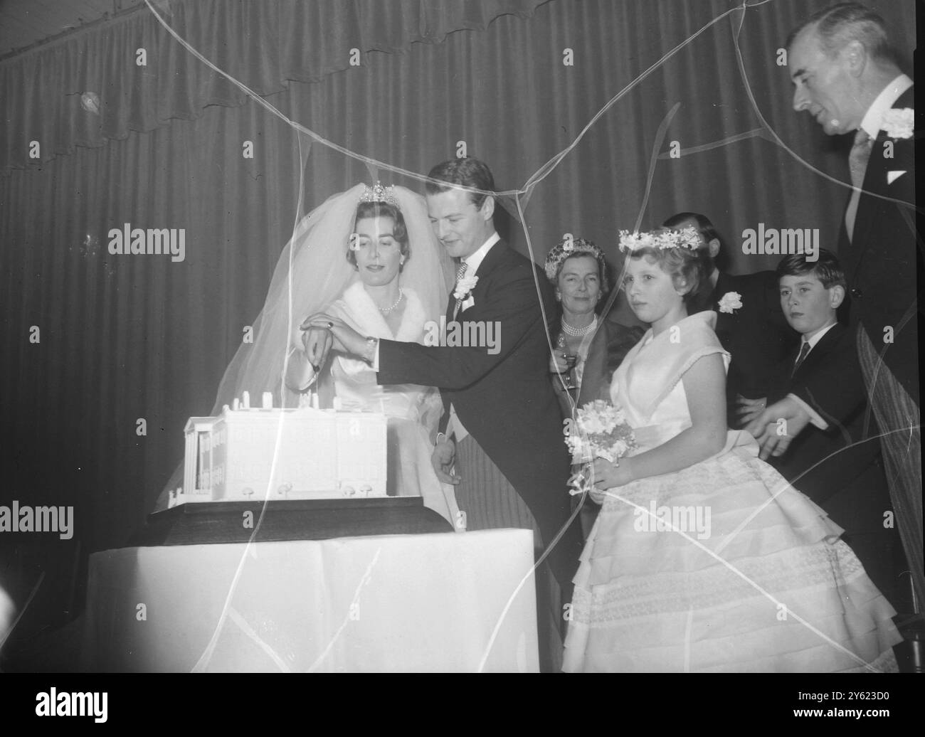 NEWLY WEDS CUT THE MOUNTBATTEN WEDDING CAKE 13 JANUARY 1960 Stock Photo ...