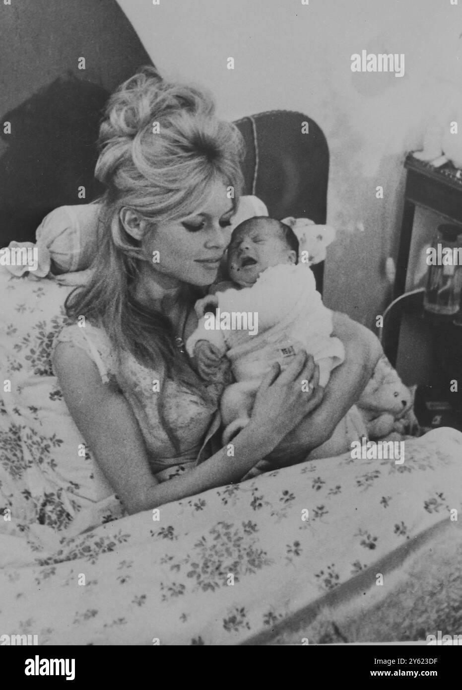 BRIGITTE BARDOT HOLDING BABY NICHOLAS JACQUES CHARRIER 13 JANUARY 1960 Stock Photo - Alamy