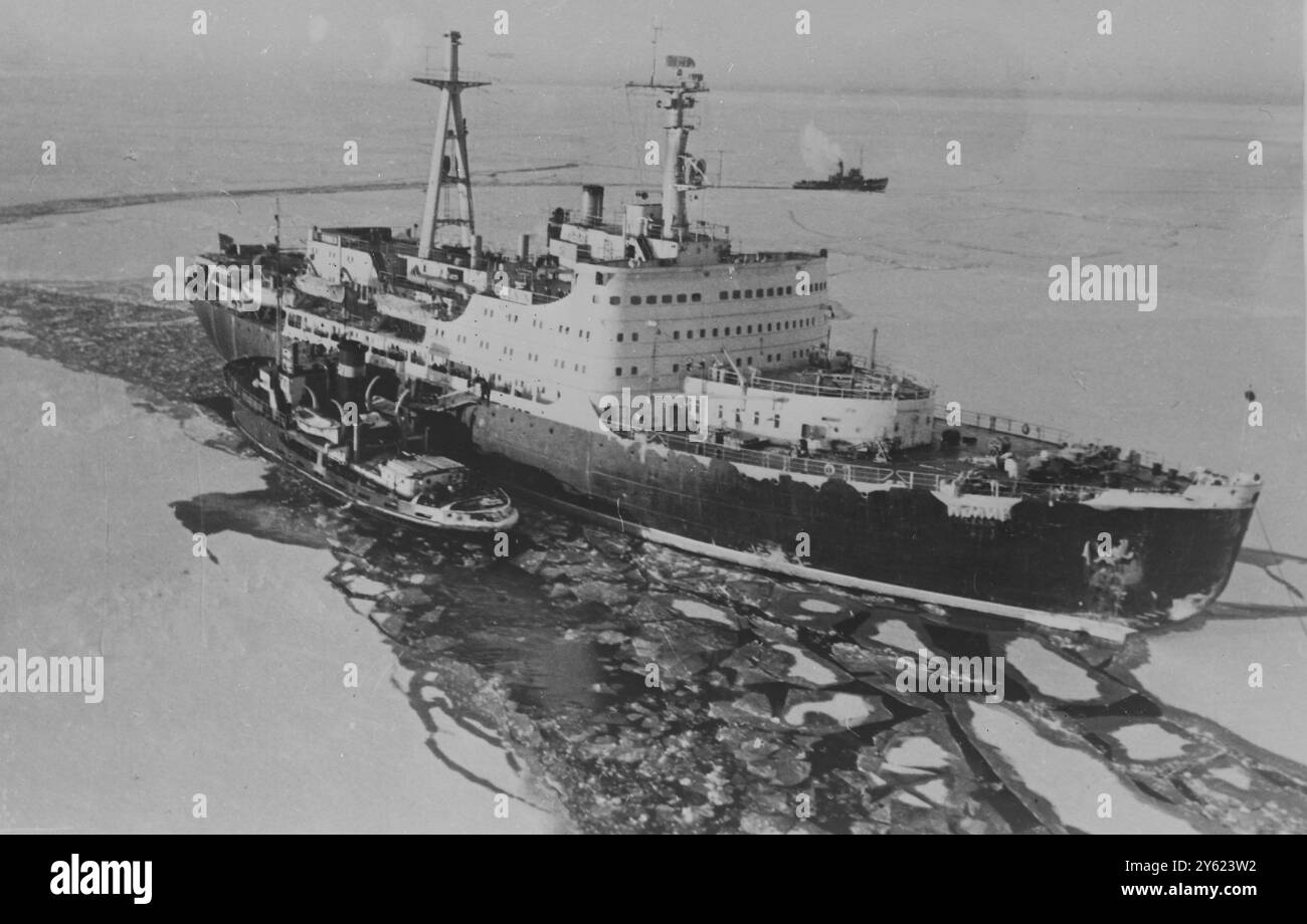 ATOMIC POWERED ICE BREAKER LENIN CUTS THROUGH ICE BALTIC SEA 11 JANUARY ...