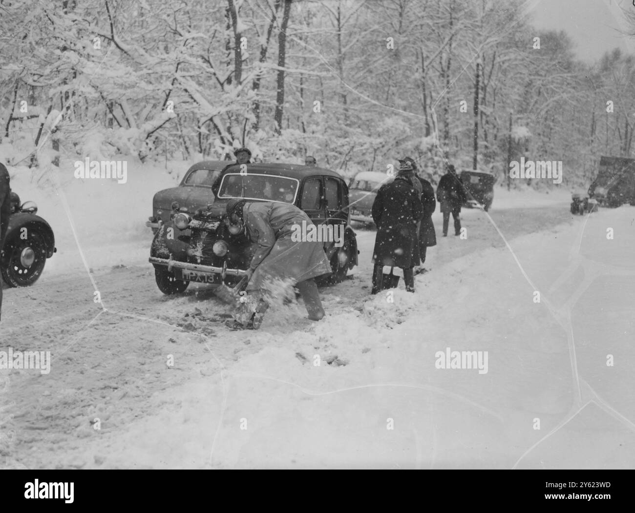MANY HELPING HANDS CAME TO THE RESCUE WHEN THIS MOTORIST BROKE DOWN IN ...