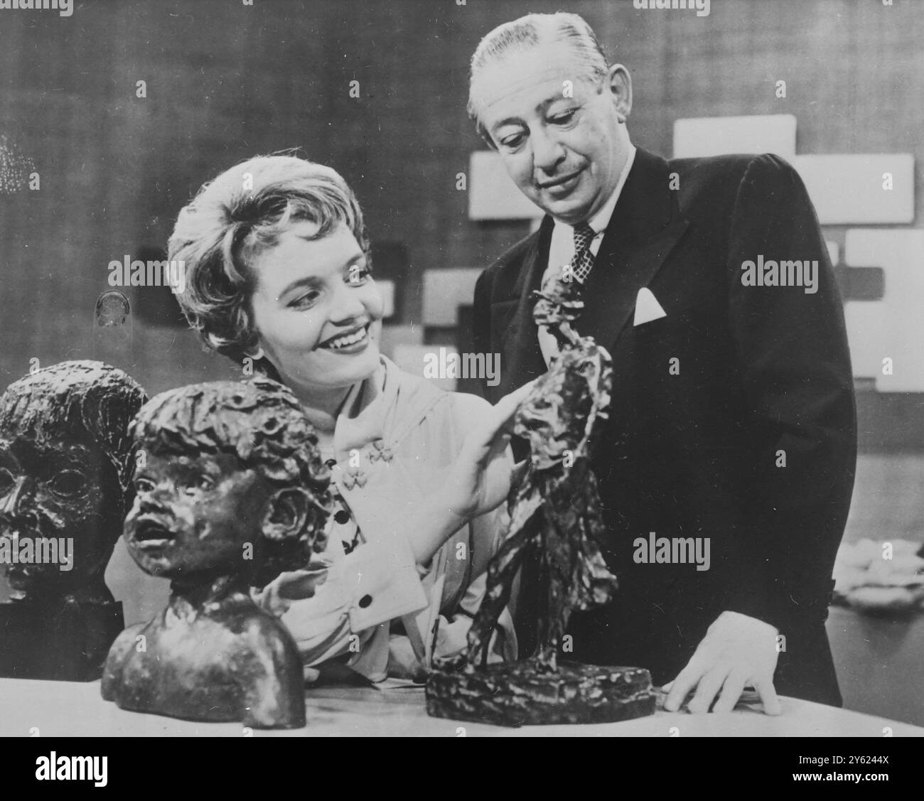 BILLY ROSE REVEALS HIS SCULPTURE OF FLORENCE HENDERSON WHICH WILL BE DONATED TO ISRAEL 9 JANUARY ...