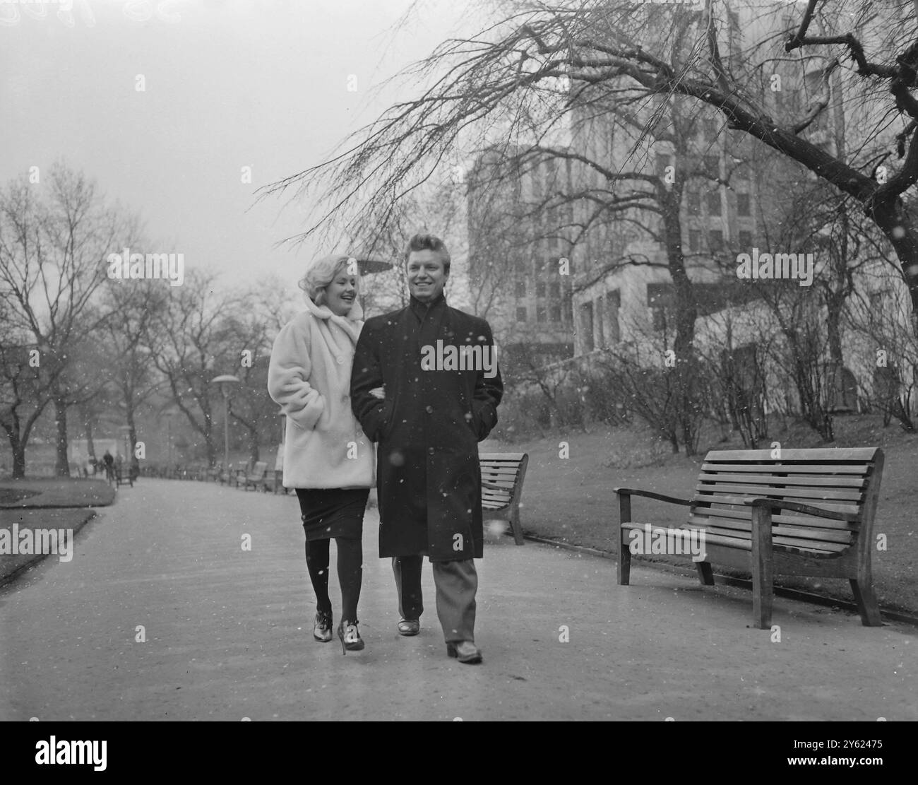 AMERICAN SINGER GUY MITCHELL WITH HIS WIFE ELSE 9 JANUARY 1960 Stock ...