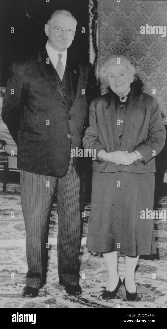 EAMON DE VALERA WITH HIS WIFE ON THEIR GOLDEN WEDDING ANNIVERSARY 8 ...