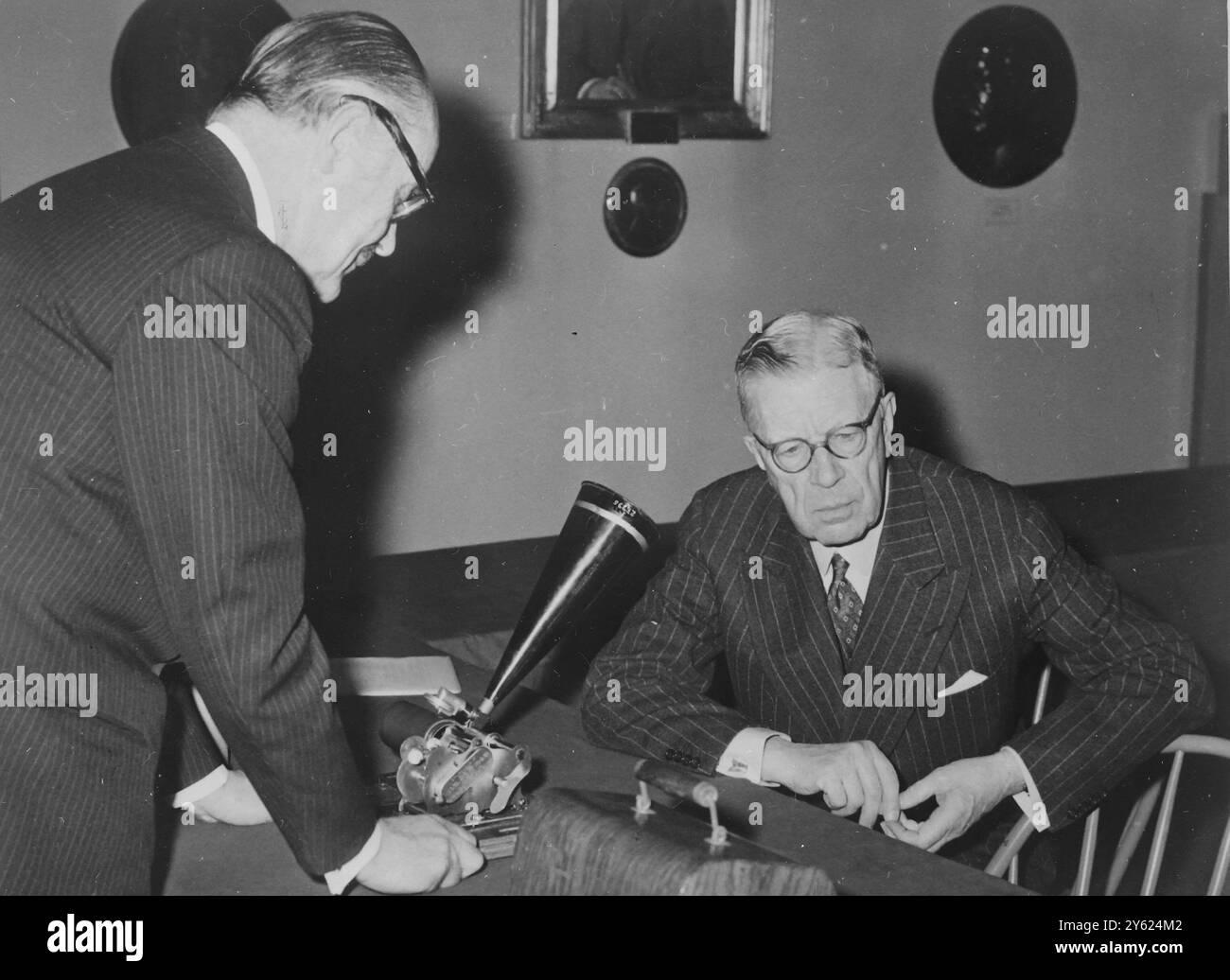KING GUSTAF ADOLF AT THE MUSEUM OF TECHNOLOGY 6 JANUARY 1960 Stock ...
