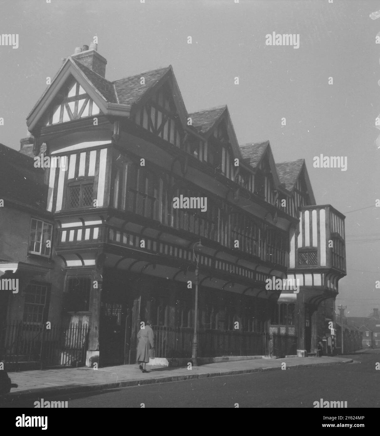 AN OLD TUDOR STYLE HOUSE ON BUGLE STREET 7 JANUARY 1960 Stock Photo - Alamy