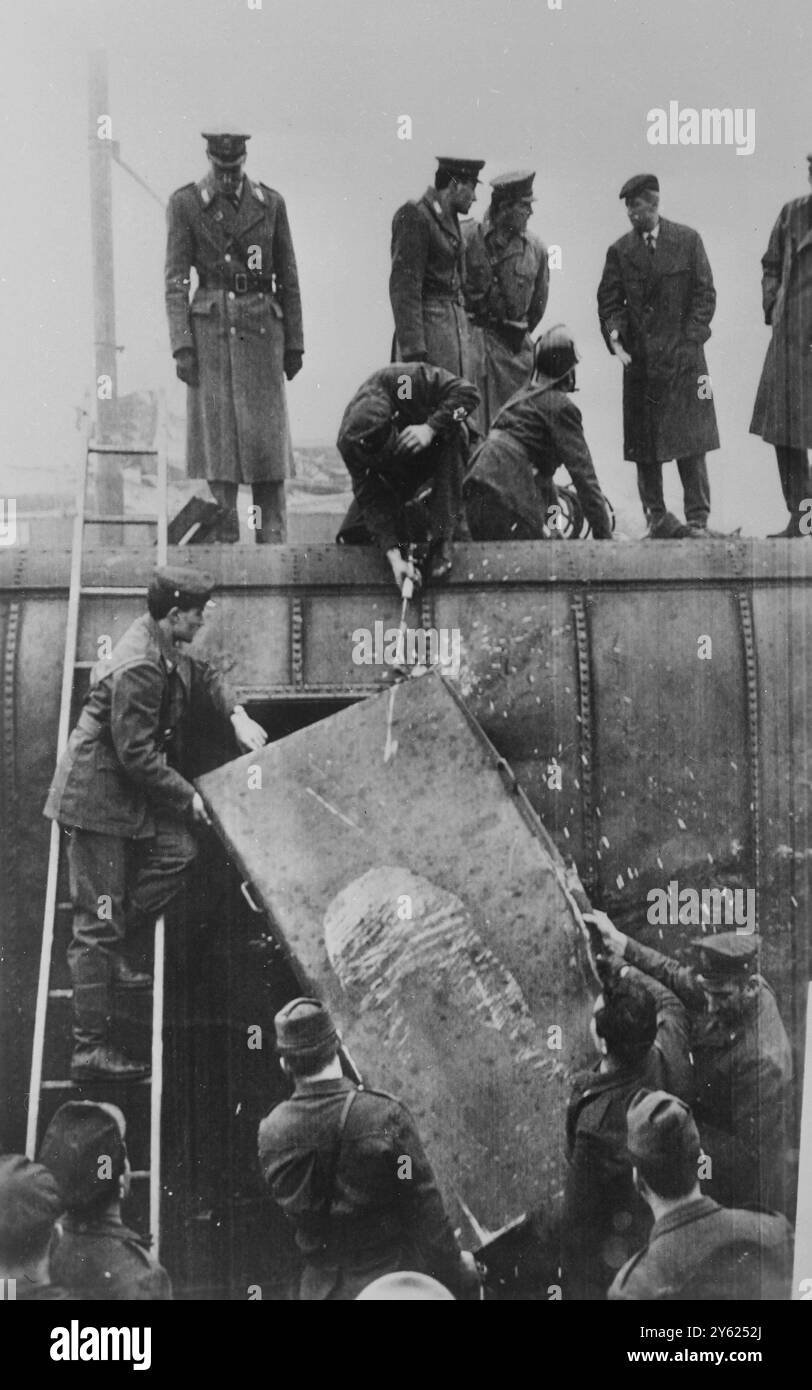 POLICEMEN AND FIRE FIGHTERS AT RAIL CRASH RESCUE EFFORT 5 JANUARY 1960 ...
