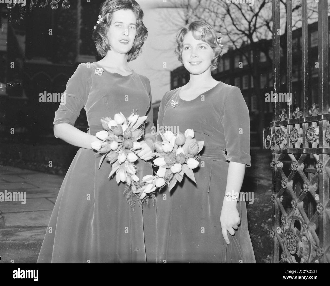 MISS ROSLYN JUNNER ( LEFT ) AND MISS CAROLINE KING AT THE WEDDING OF ...