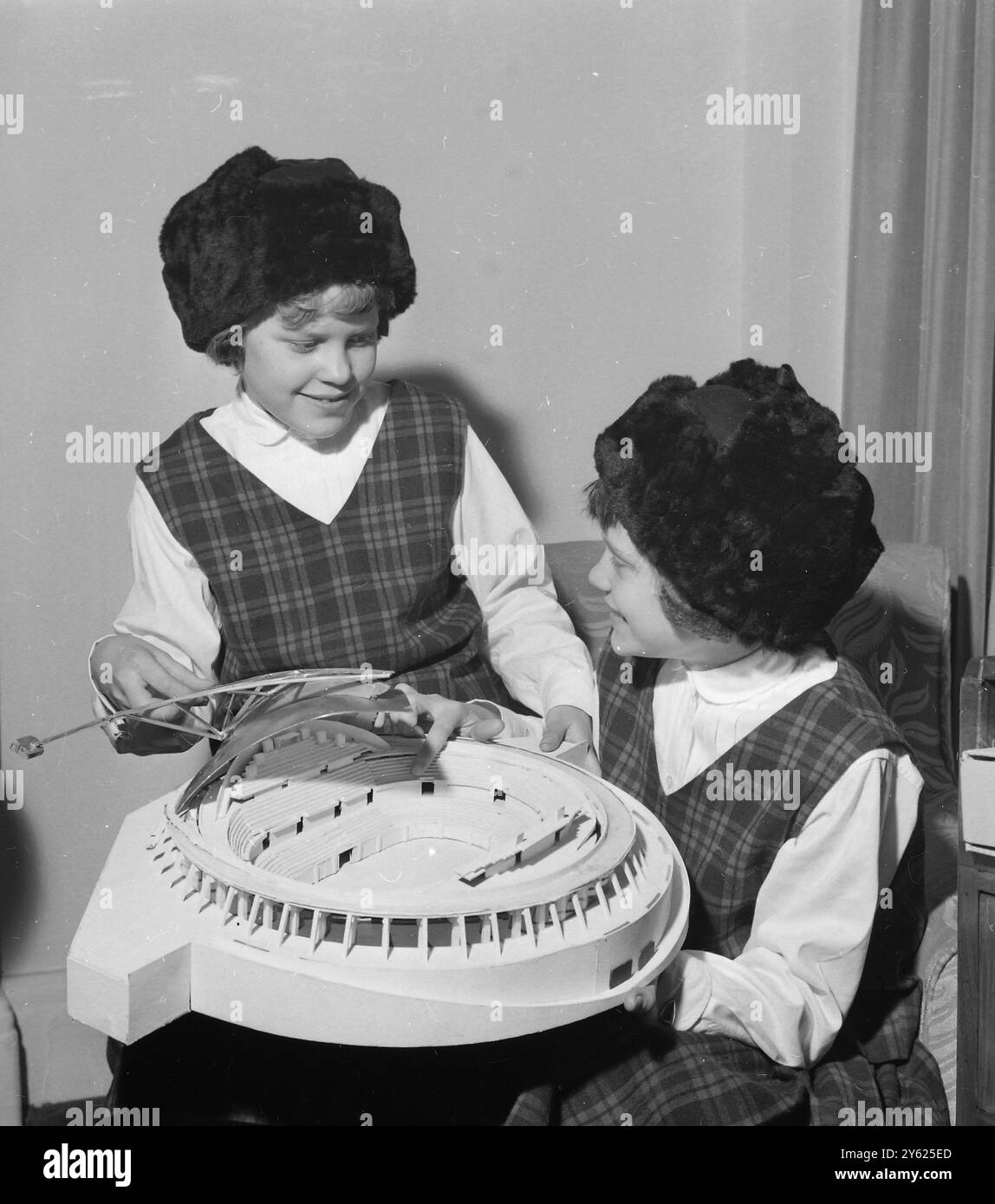 MELISSA HICKES ( RIGHT ) AND HER TWIN SISTER REBECCA DURING THEIR TOUR ...