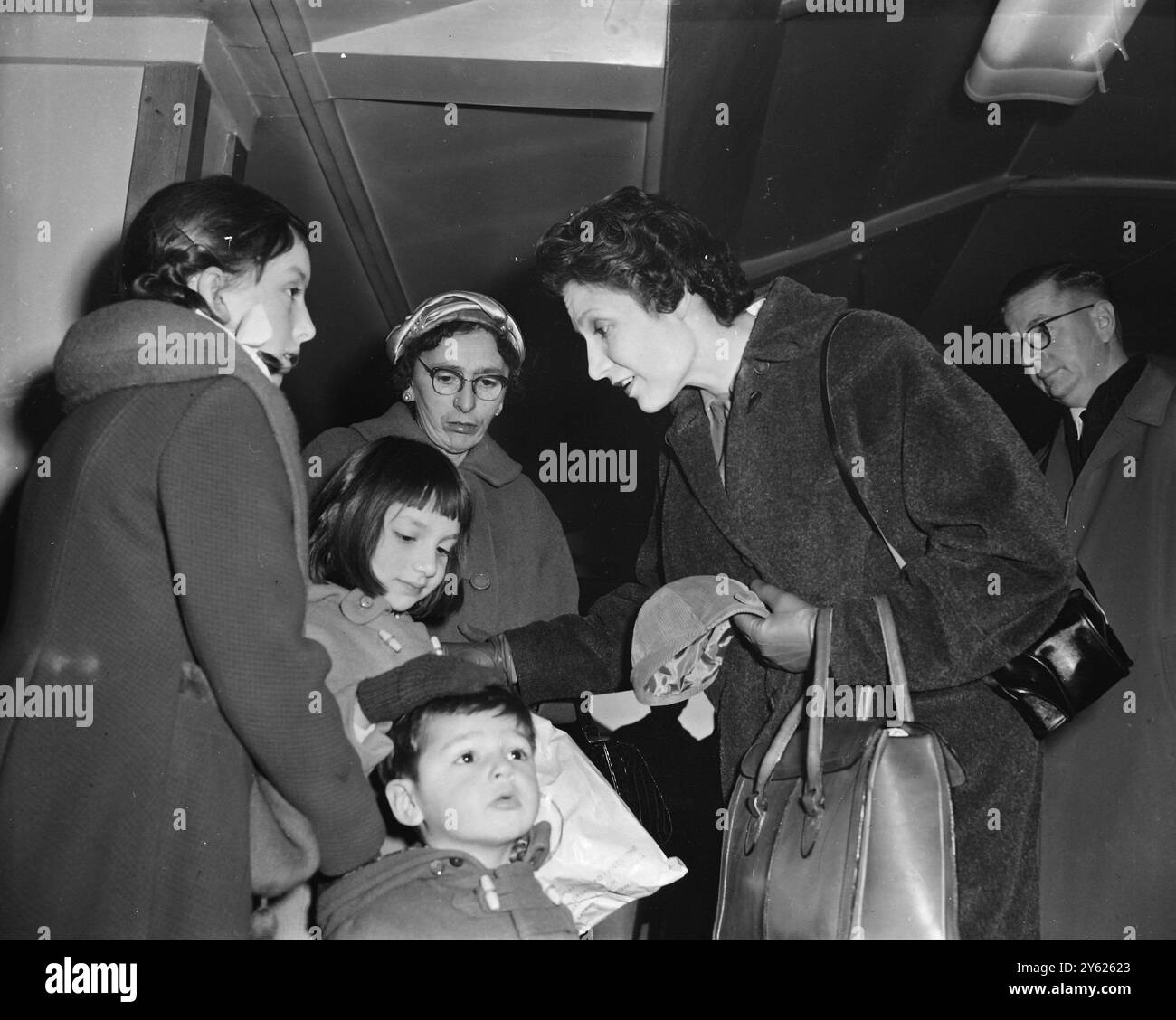ELDA ZARD SAYS GOODBYE TO HER TWO DAUGHTERS AS SHE AND HER SON LEAVE FOR CAIRO TO SUPPORT HER ...