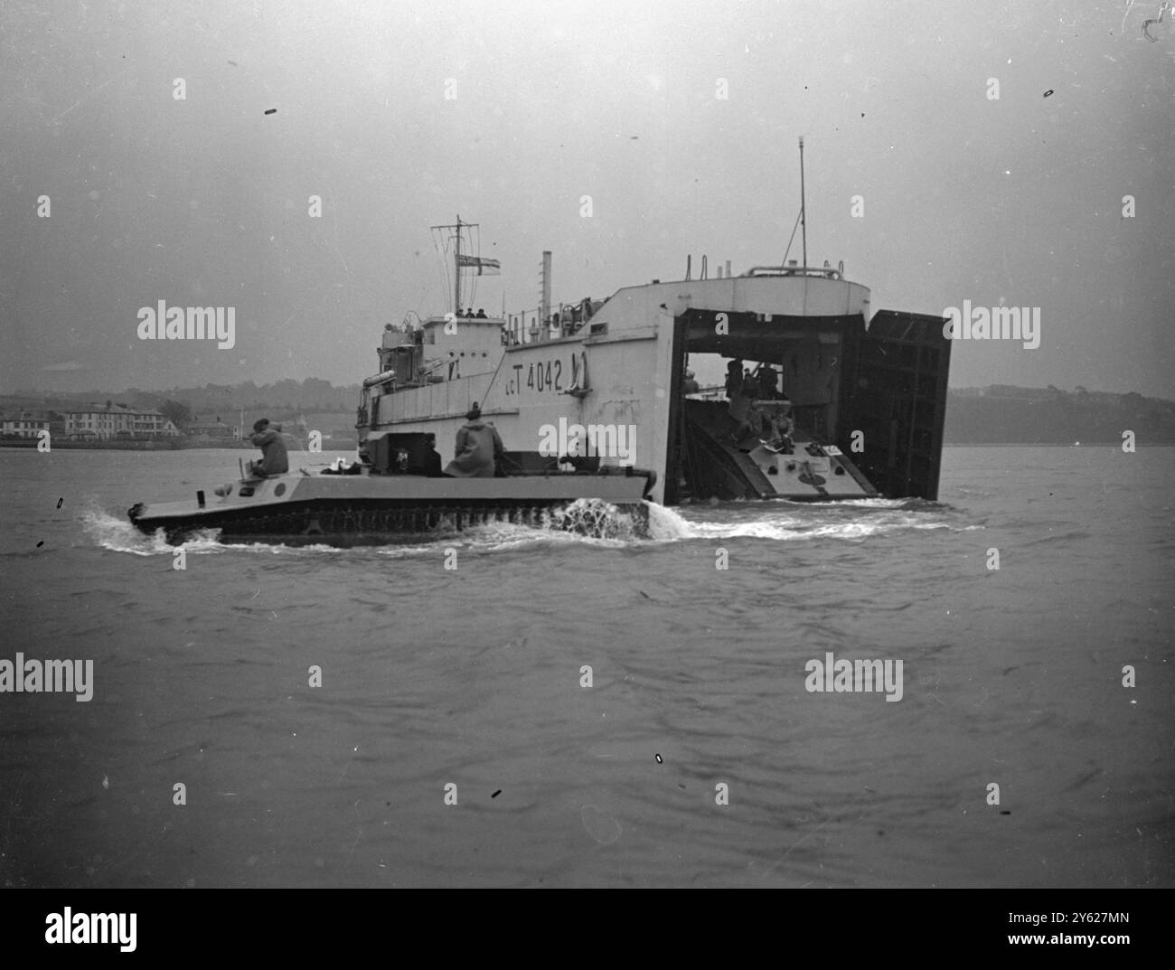 Beach armoured recovery vehicle hi-res stock photography and images - Alamy