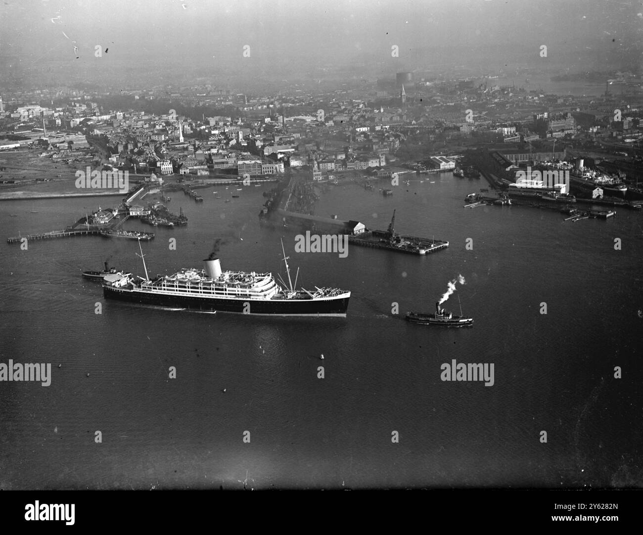 Ship wake aerial Black and White Stock Photos & Images - Alamy
