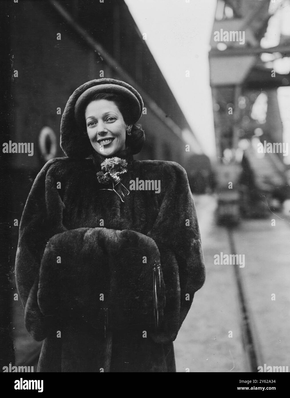 Actress loretta young 1940 Black and White Stock Photos & Images - Alamy