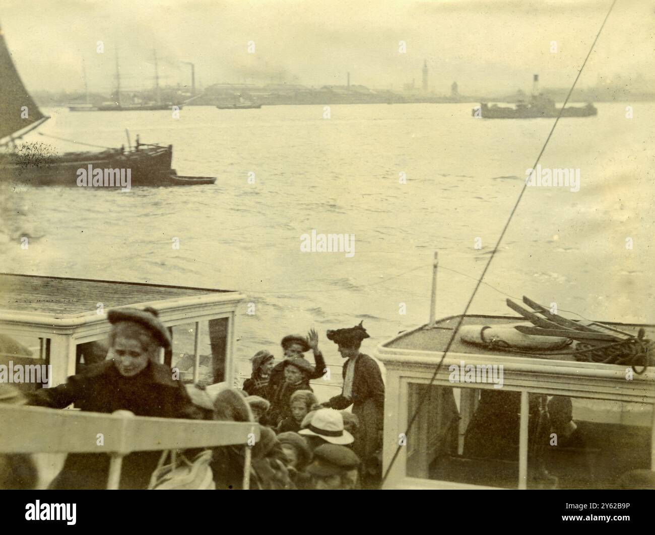 ARCHIVE BOX 4 ARC 0119 Reference: 001427 CANADA PARTY ON QUAYSIDE ...