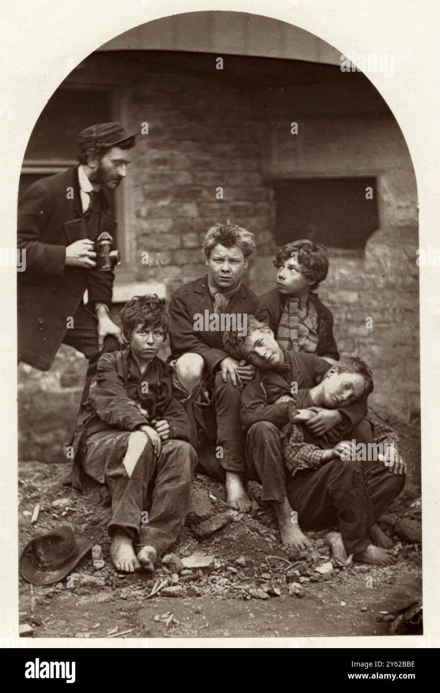 ARCHIVE BOX 4 ARC 0107 D186 Reference: 001350 BOYS ' BEADLE WITH GROUP ...