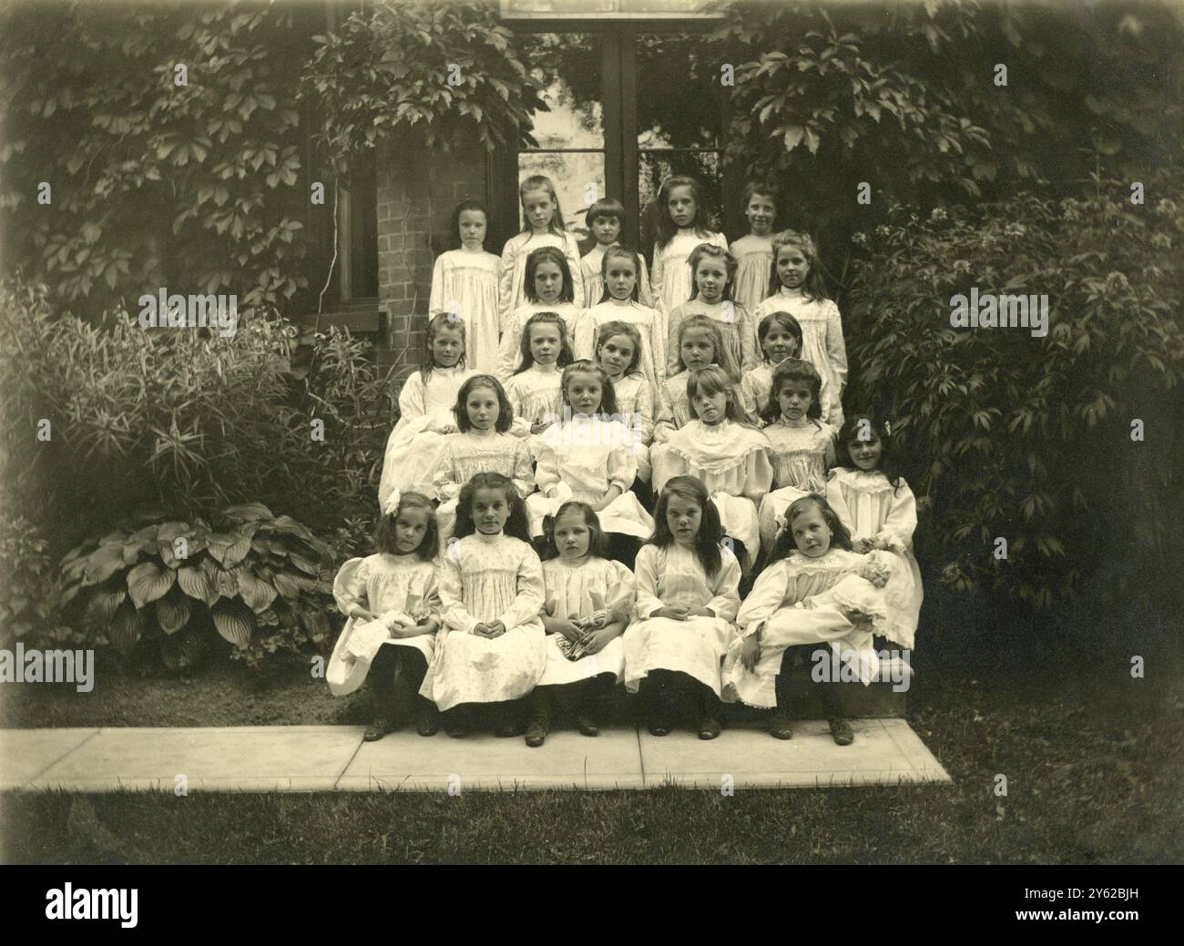 ARCHIVE BOX 3 ARC 0076 D563 Reference: 001376 GIRLS CANADA PARTY DATE ...