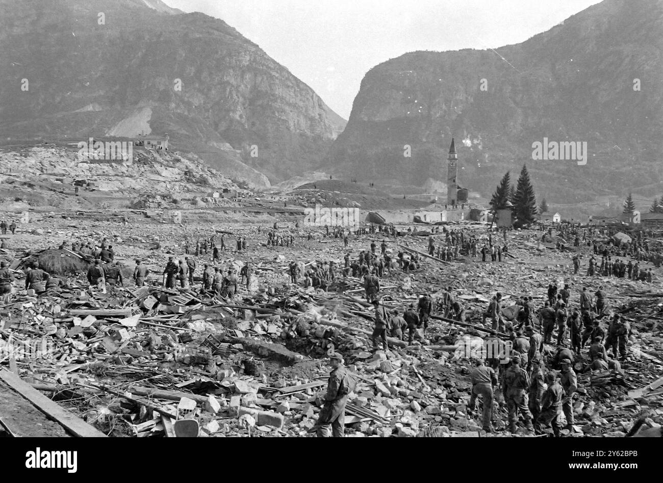 VAJONT DAM DISASTER GRAPHIC ILLUSTRATION OF WATER DESCENDING IN ...