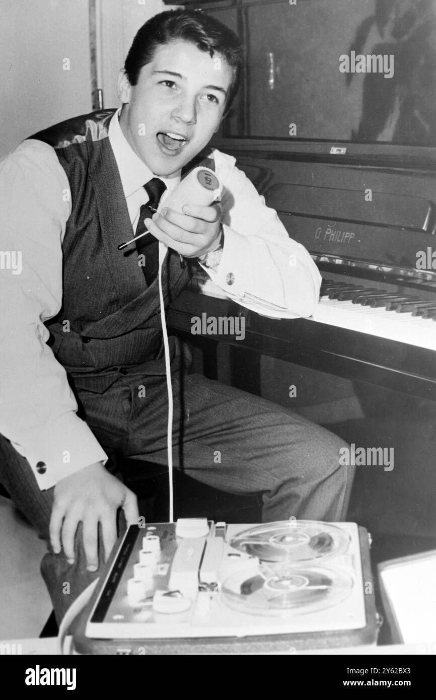 Fan mail 1960 hi-res stock photography and images - Alamy