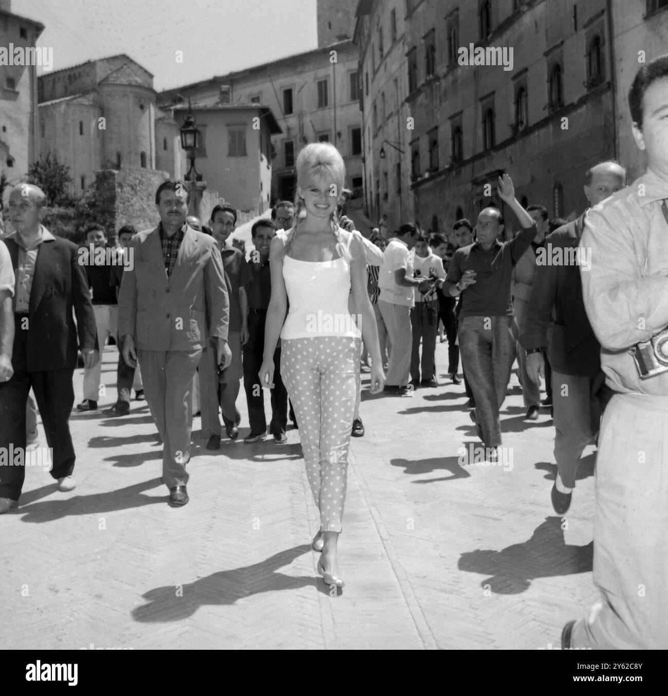 FRENCH ACTRESS BRIGITTE BARDOT IN ITALY 7 AUGUST 1961 Stock Photo - Alamy